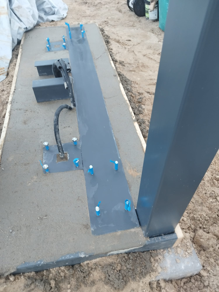 Betonēšanas pamatne bīdāmo vārtu furnitūrai un atbalsta stabam "Ezis ...