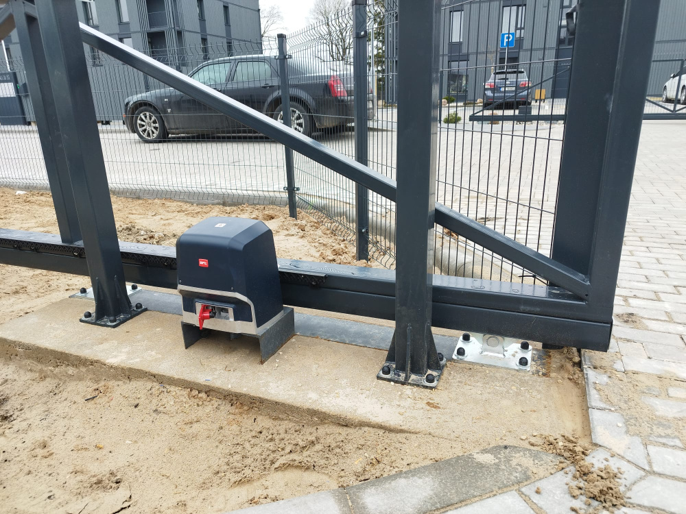 Betonēšanas pamatne bīdāmo vārtu furnitūrai un atbalsta stabam "Ezis ...